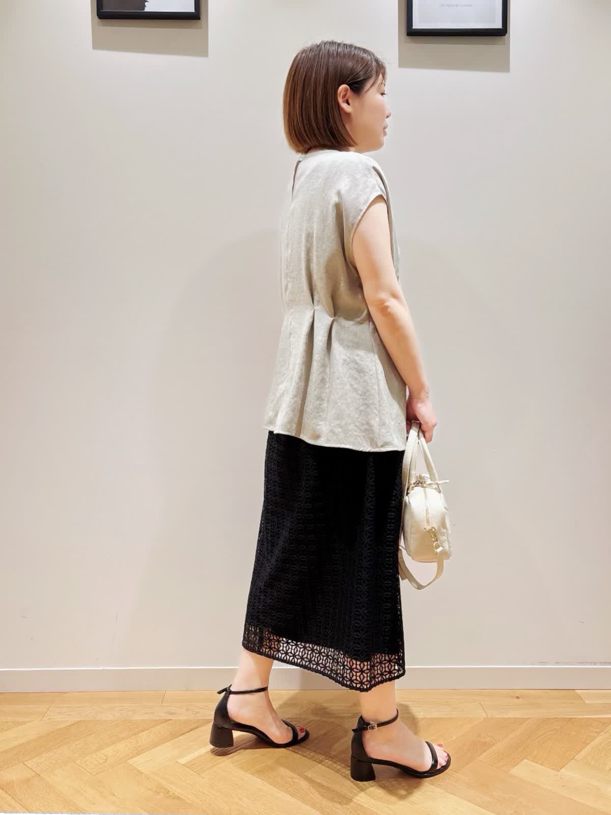 INEDのスカートを使った熊本鶴屋SUPERIOR CLOSETのスタッフスタイリング ｜フランドル（FLANDRE）オンライン