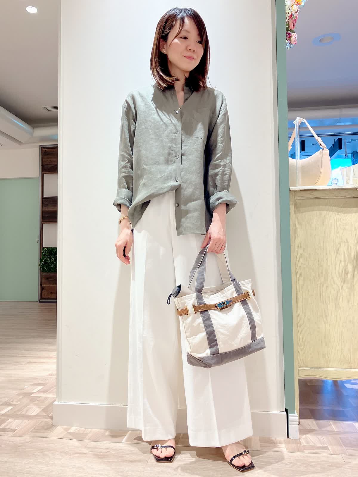 INEDのブラウスを使った神戸阪急SUPERIORCLOSETのスタッフスタイリング ｜フランドル（FLANDRE）オンライン