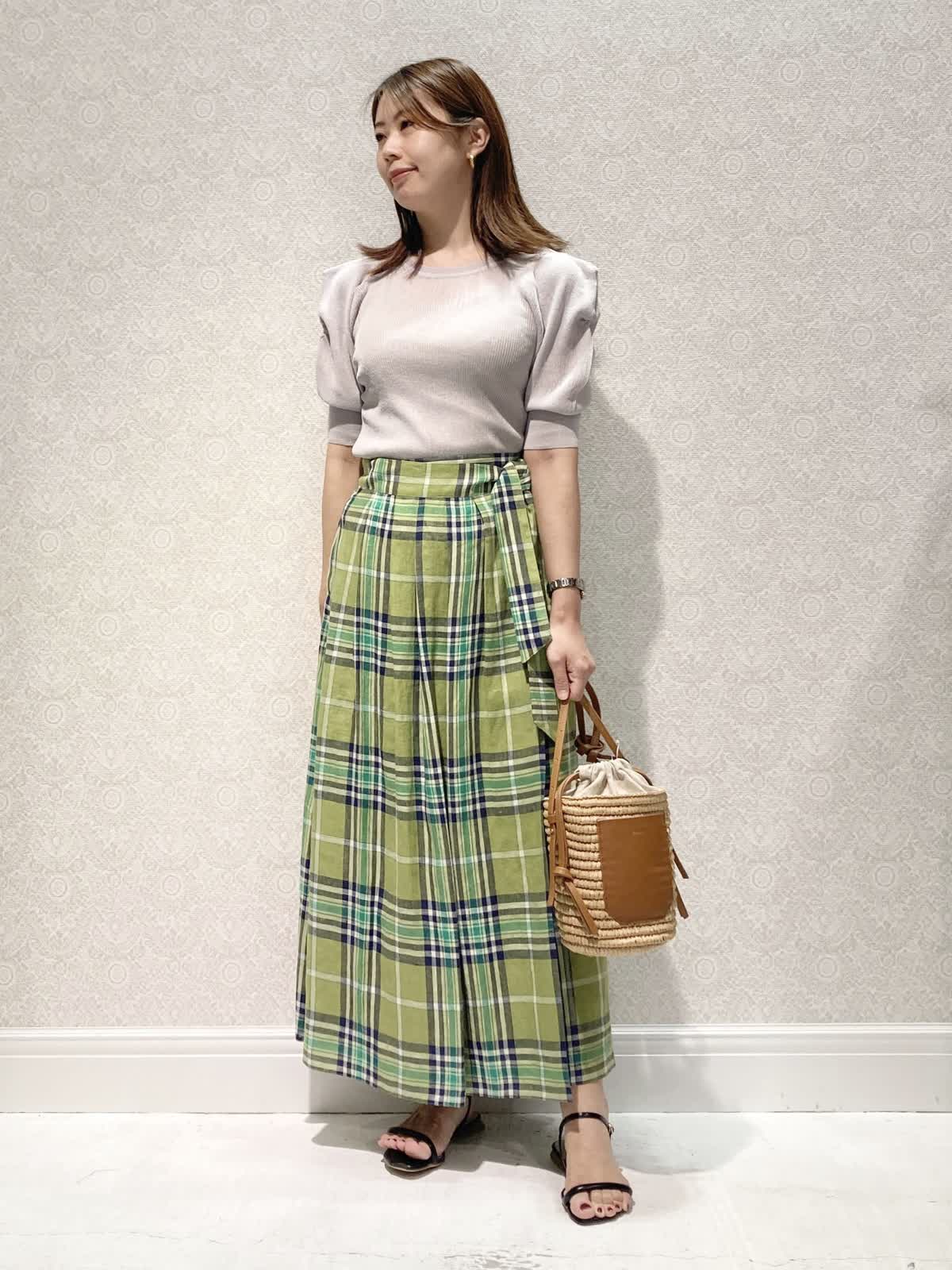 INEDのスカートを使った西宮阪急SUPERIOR CLOSETのスタッフスタイリング ｜フランドル（FLANDRE）オンライン