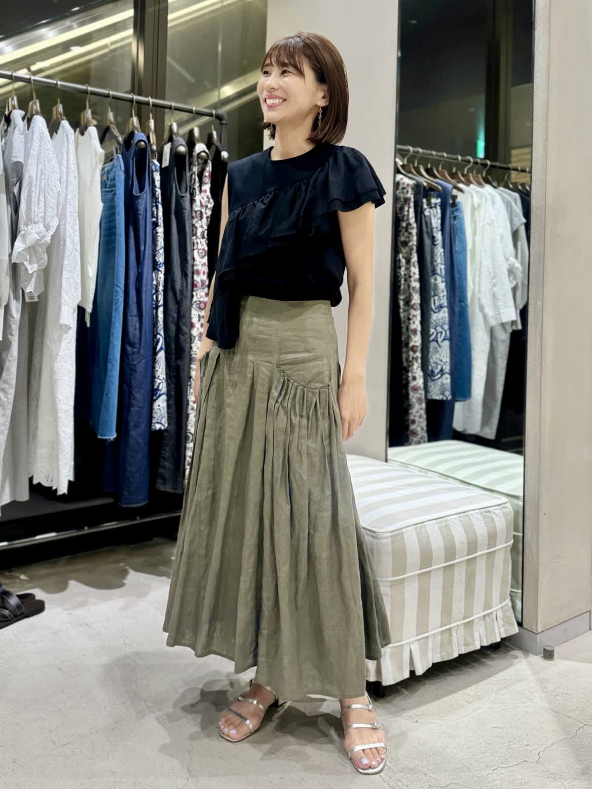 INEDのスカートを使った新宿タカシマヤSUPERIOR CLOSETのスタッフスタイリング ｜フランドル（FLANDRE）オンライン